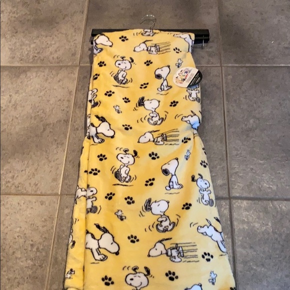 Peanuts | Bedding | Peanuts Poses And Paw Prints 55x7 Blanket | Poshmark